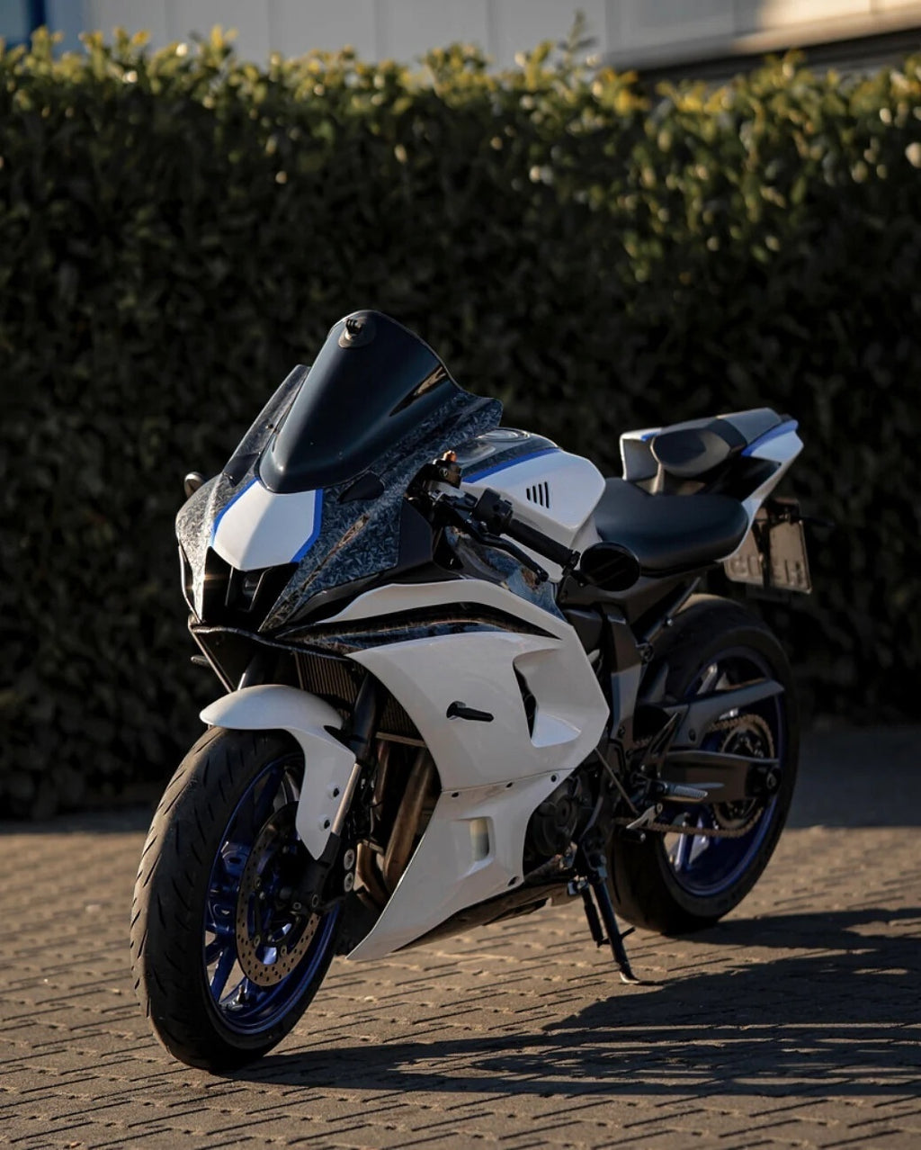 Amotopart 2021-2025 Yamaha YZF-R7 White Blue & Forged Carbon Fiber Fai